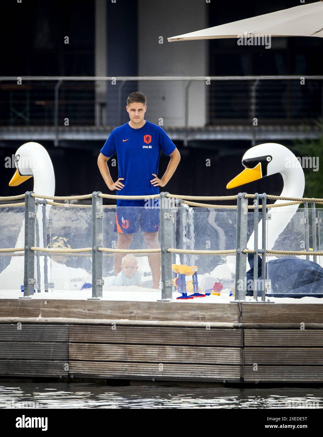 WOLFSBURG - Joey Veerman of the Dutch national team cools off with his ...
