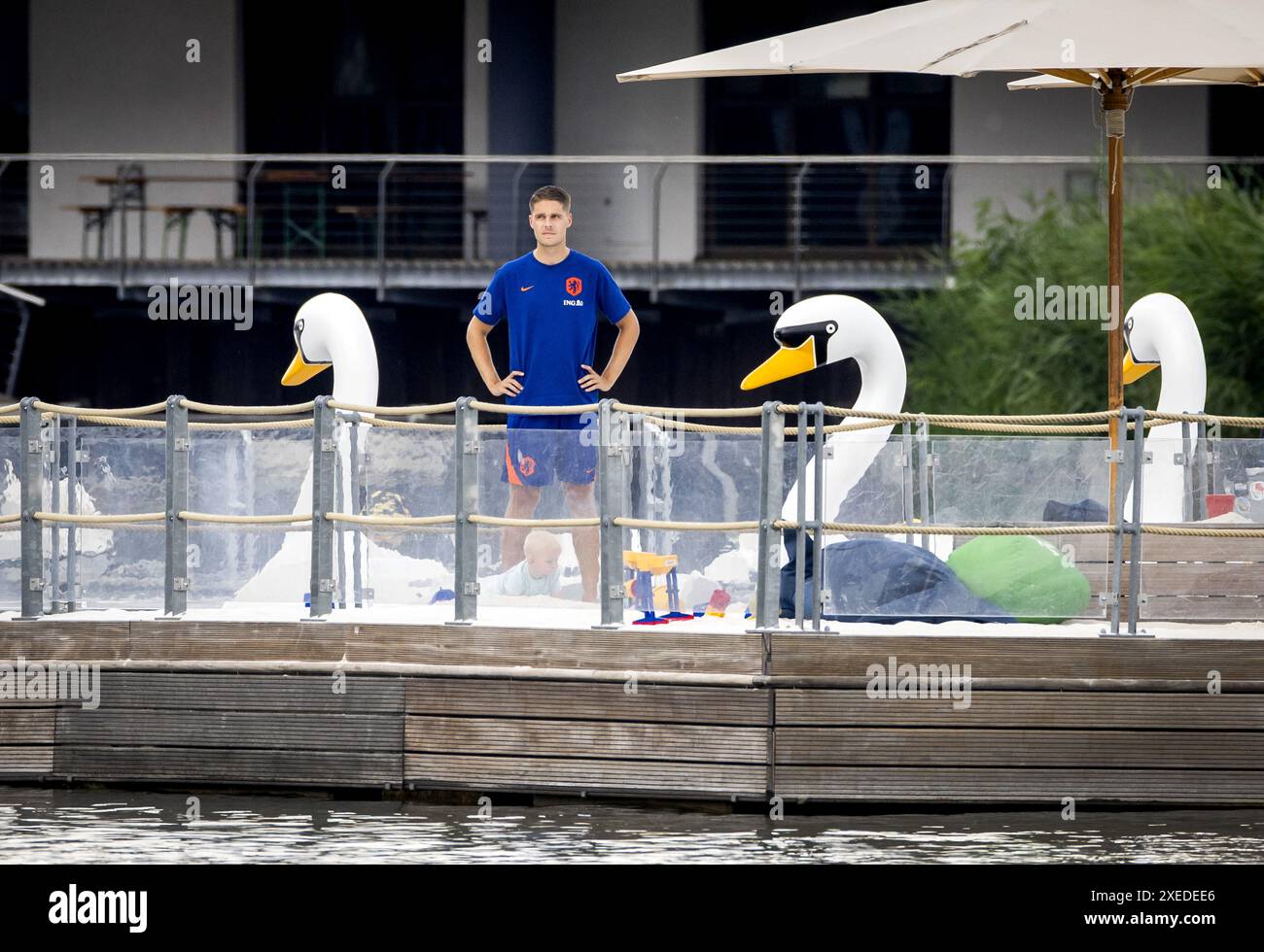WOLFSBURG - Joey Veerman of the Dutch national team cools off with his ...