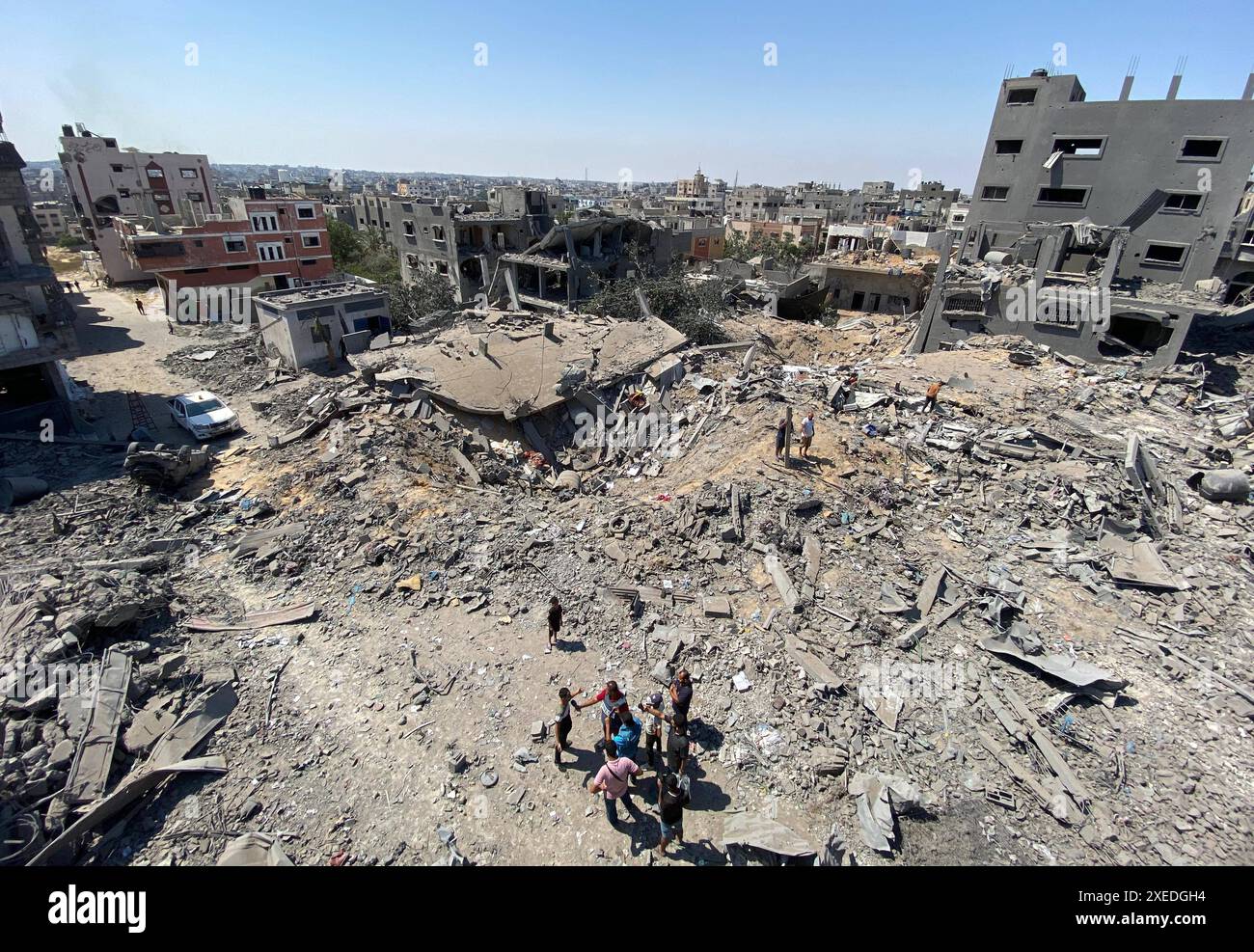 Palestinian people inspect the damage of a Buildings after Israeli ...