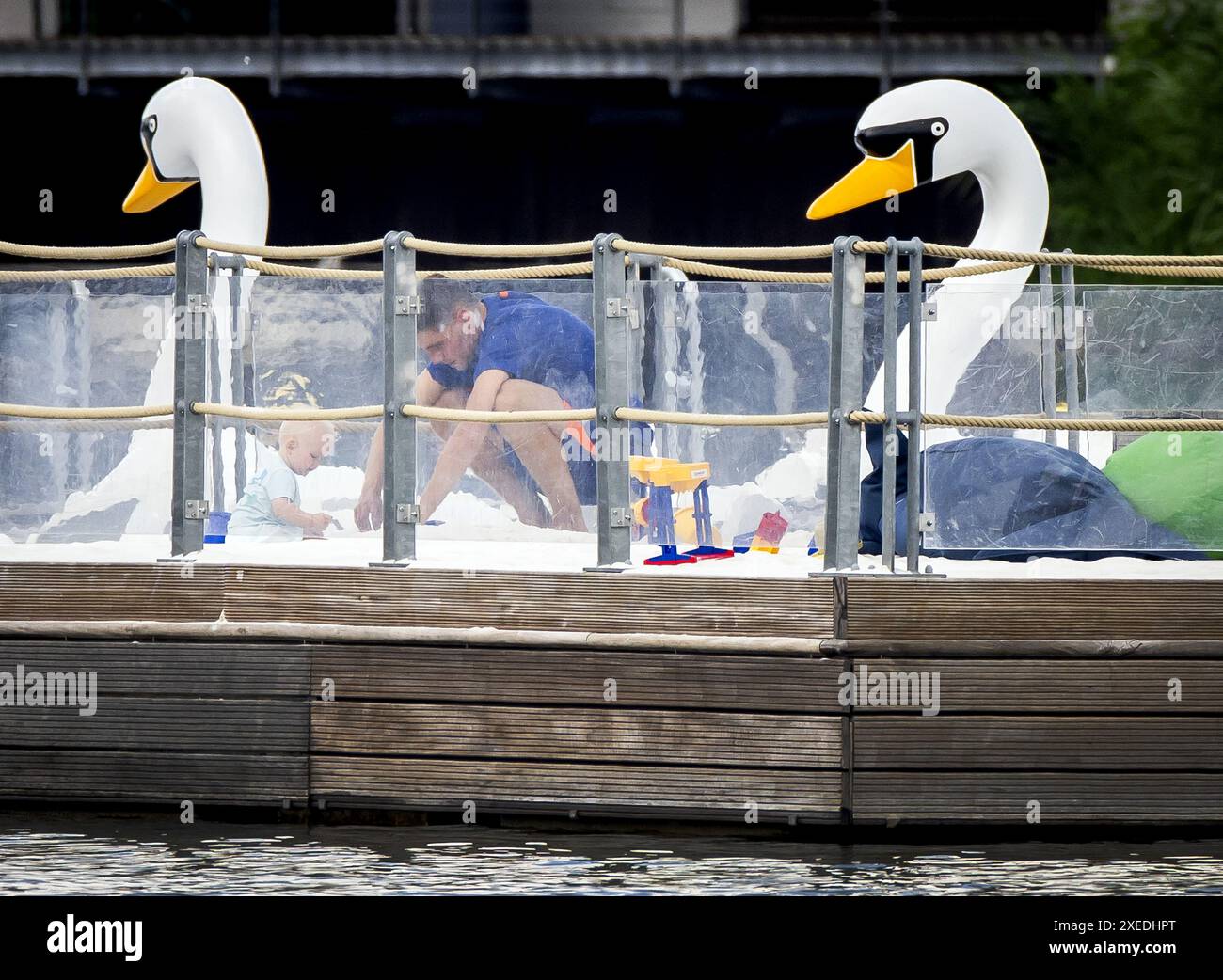 WOLFSBURG - Joey Veerman of the Dutch national team cools off with his ...