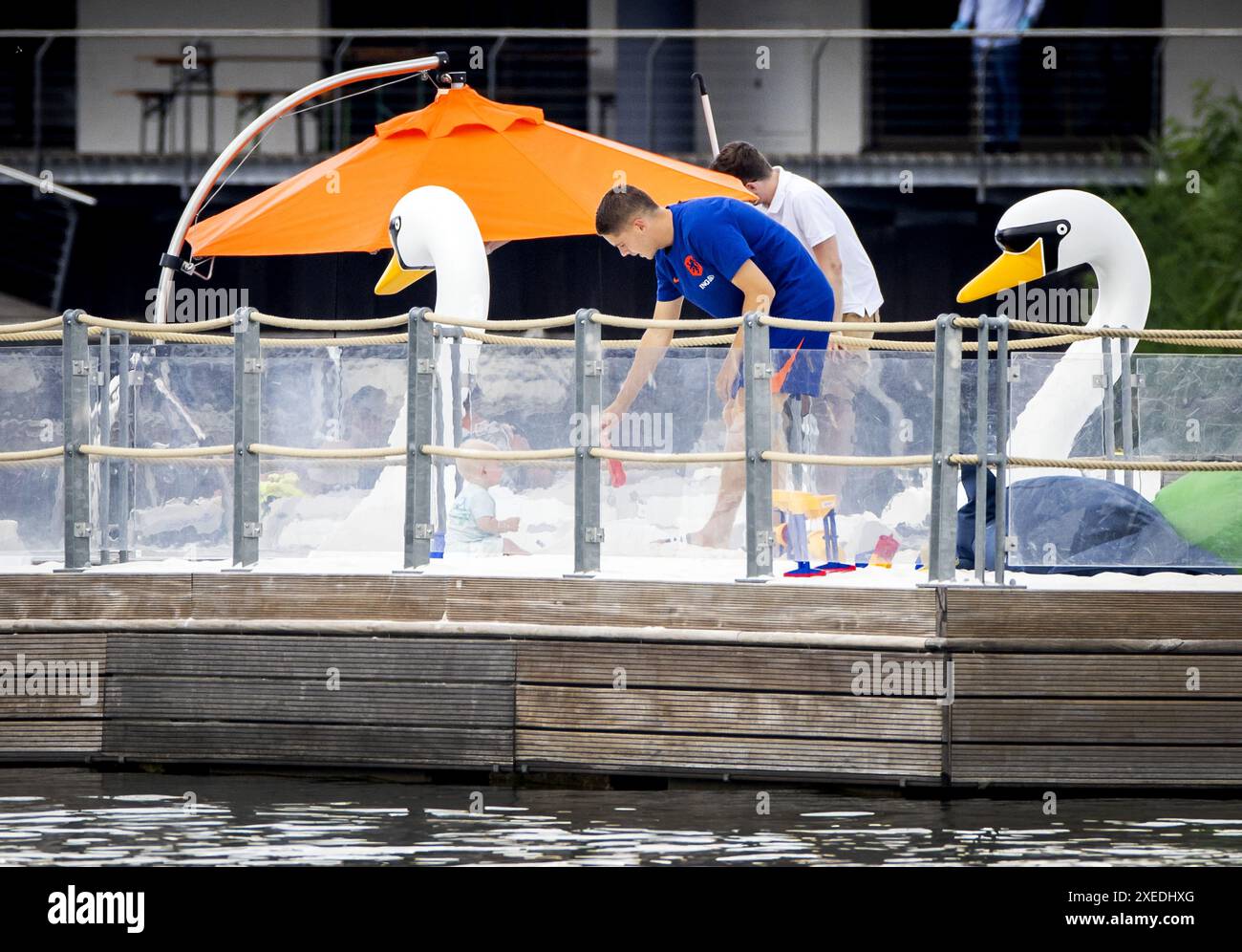 WOLFSBURG - Joey Veerman of the Dutch national team cools off with his ...