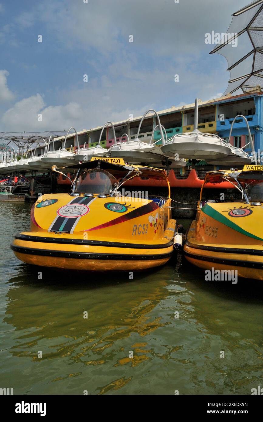 City skyline seen from Singapore River Cruise, Clark Quay Jetty ...