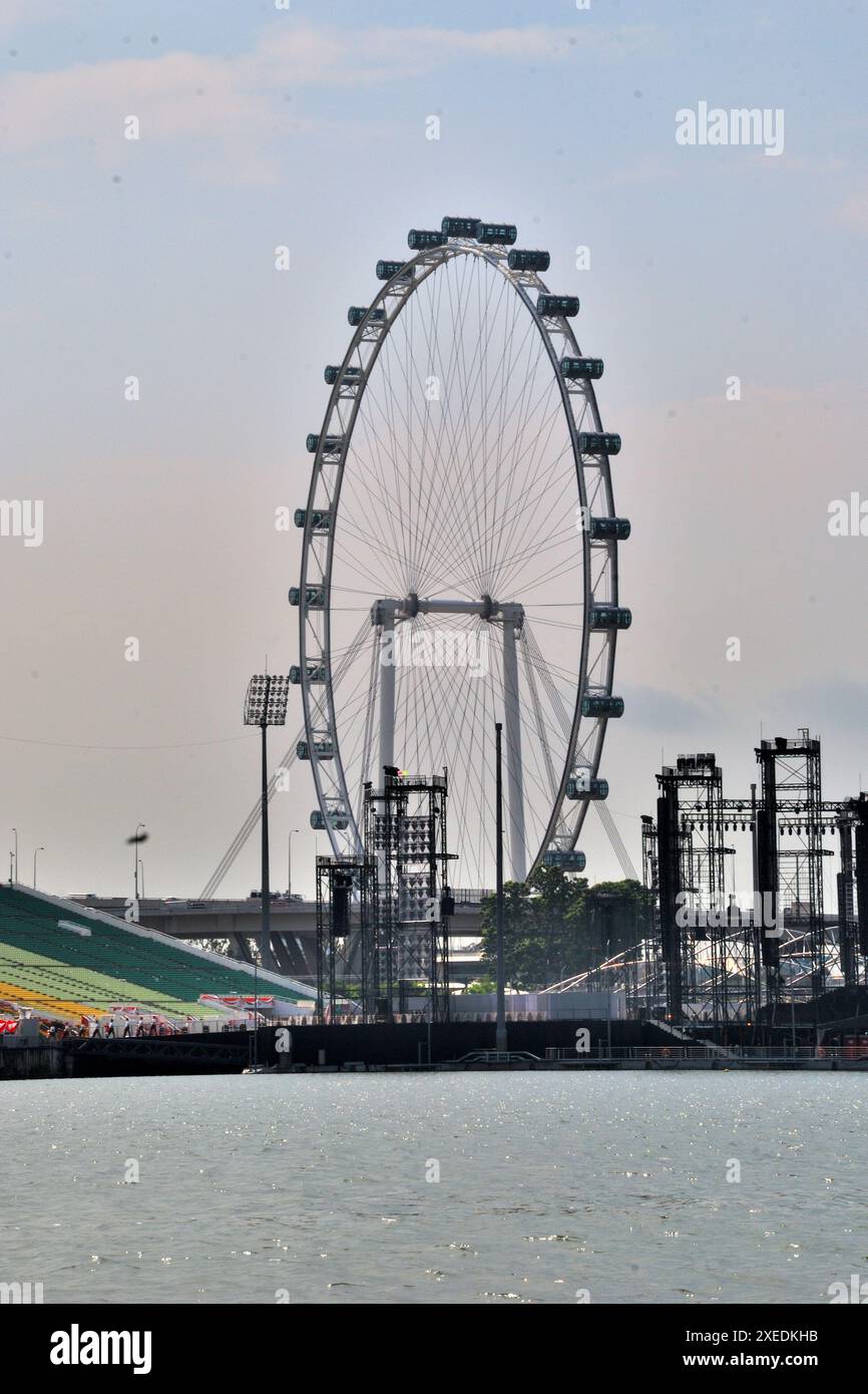 Singapore Flyer seen from Singapore River Cruise, Clark Quay Jetty ...