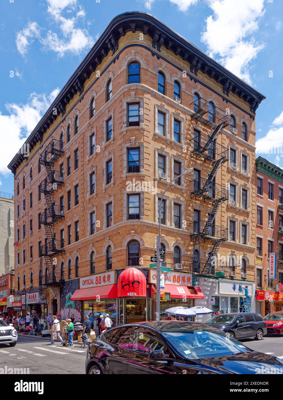 Rounded apartment building hi-res stock photography and images - Alamy