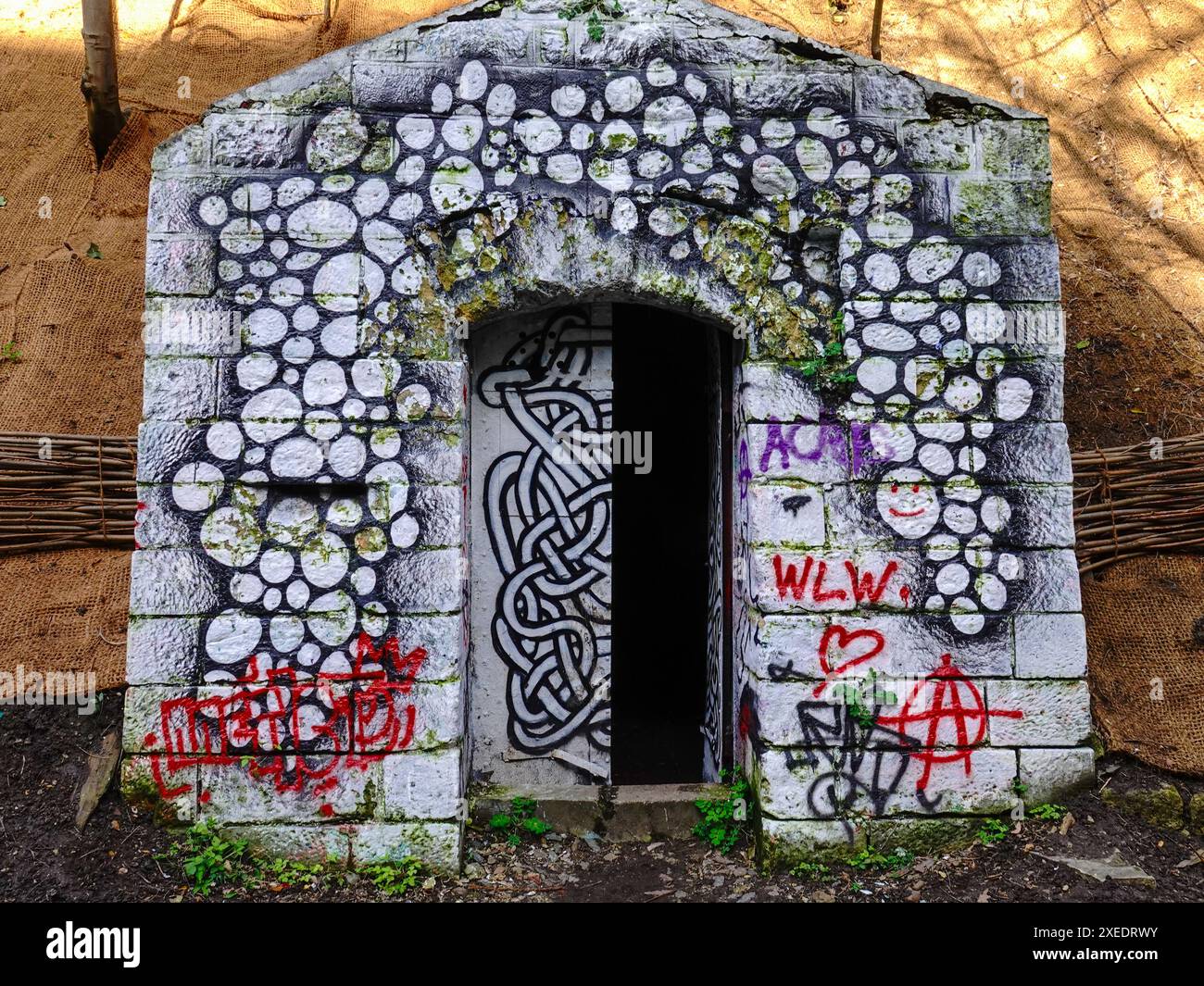 Graffiti on railway arches hi-res stock photography and images - Alamy