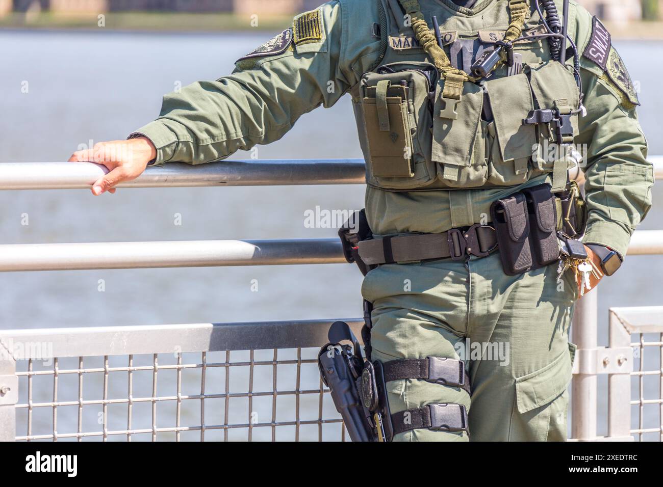 Equipped swat soldier standing hi-res stock photography and images - Alamy