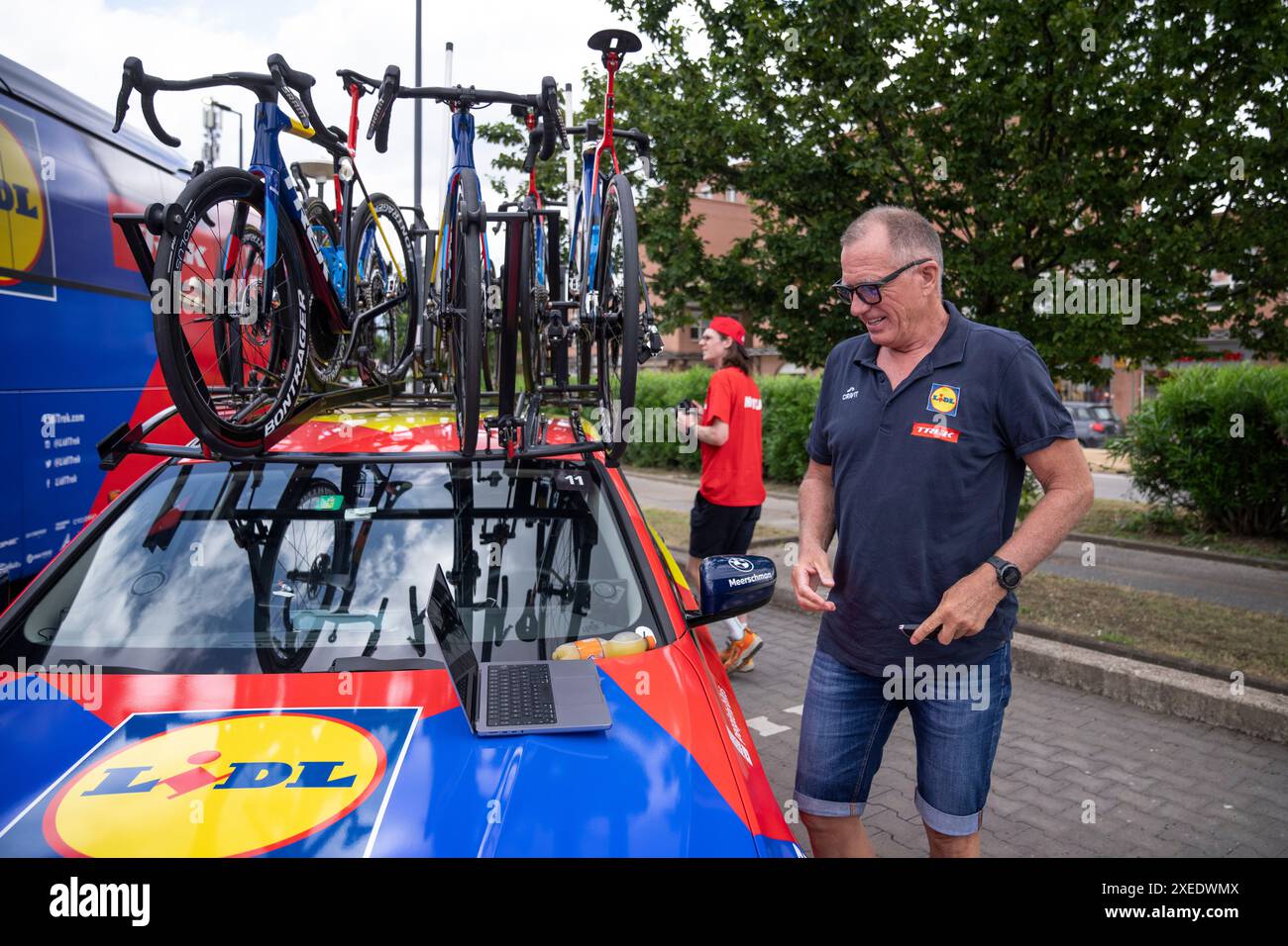 Florence, Italien. 27th June, 2024. Lidl-Trek with sports director Kim ...