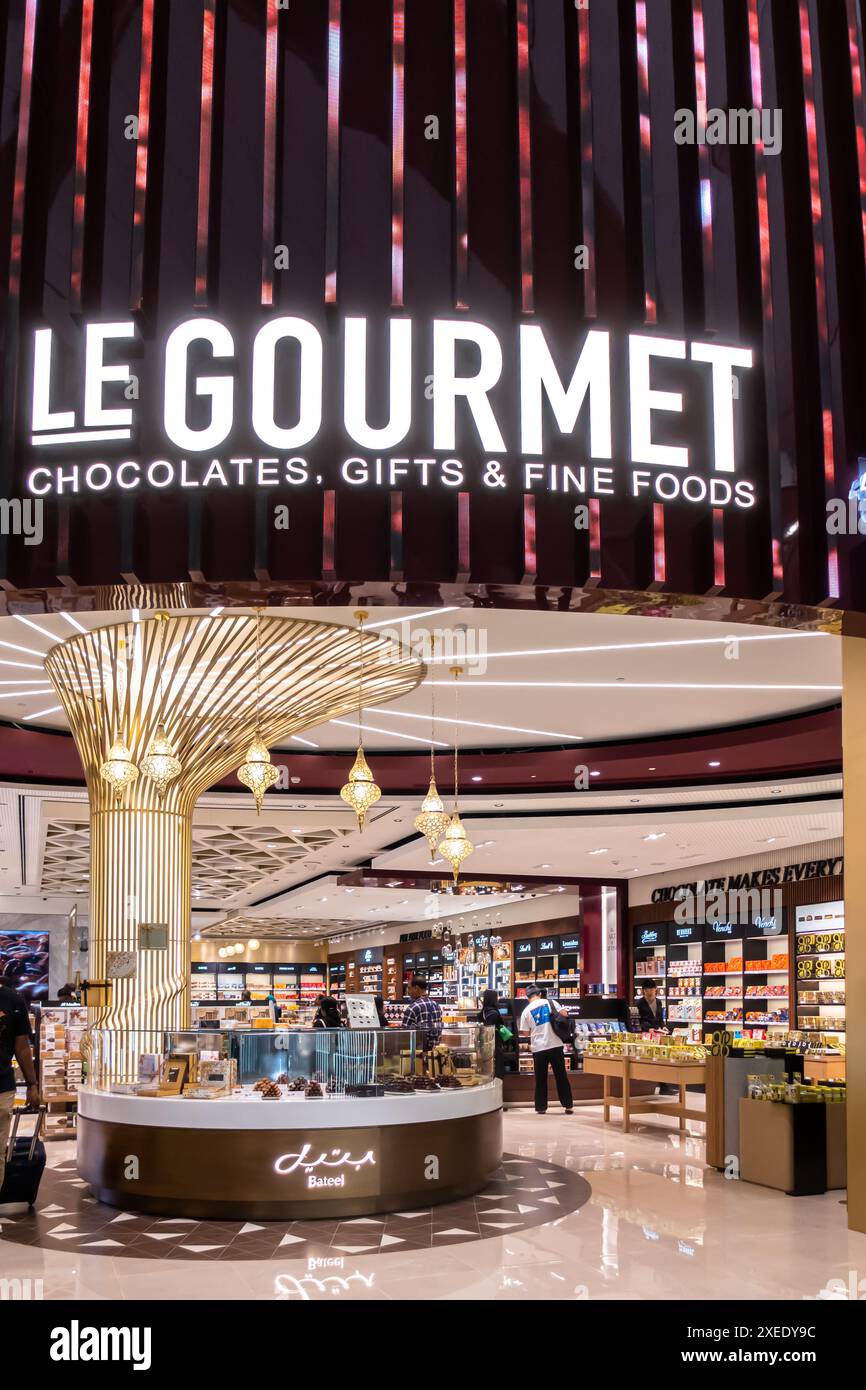 Airport chocolate shop hi-res stock photography and images - Alamy