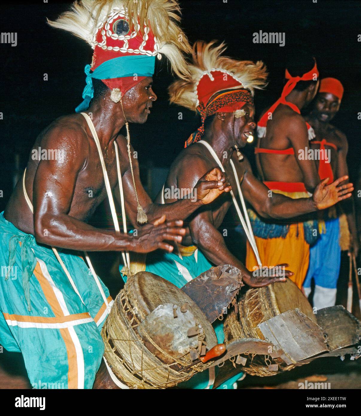 Afrikanische Folkloregruppe musiziert mit traditionellen Instrumenten ...