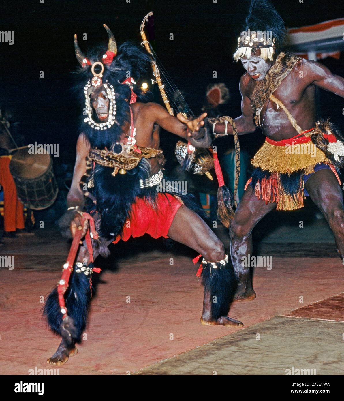 Afrikanische Folkloregruppe musiziert mit traditionellen Instrumenten ...