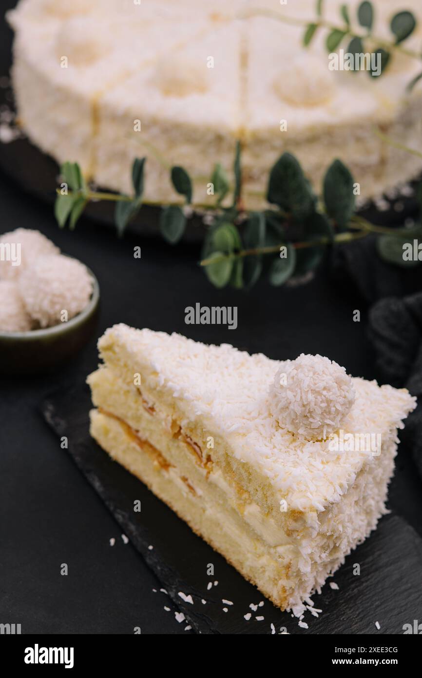 Vanilla coconut wedding cake white hi-res stock photography and images ...