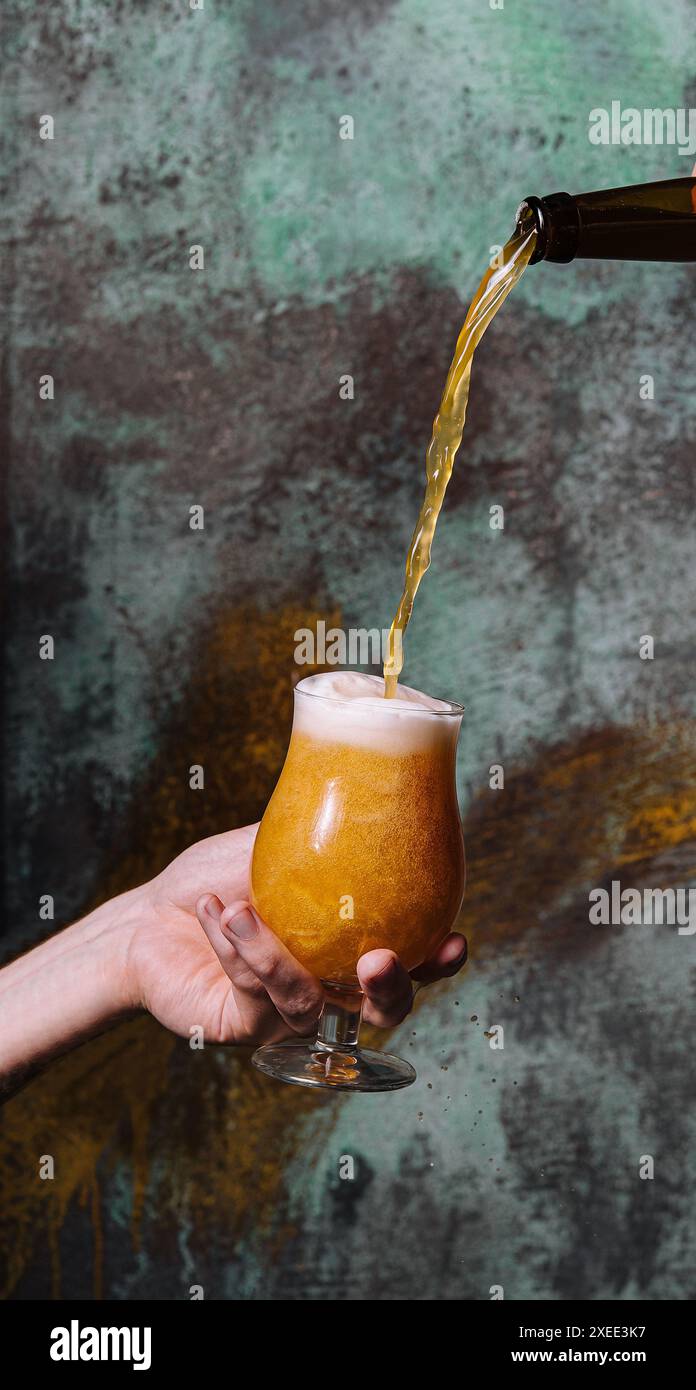 Male hands pour draft beer hi-res stock photography and images - Alamy