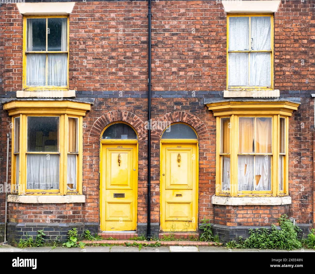 Victorian terraced house uk bay window hi-res stock photography and ...