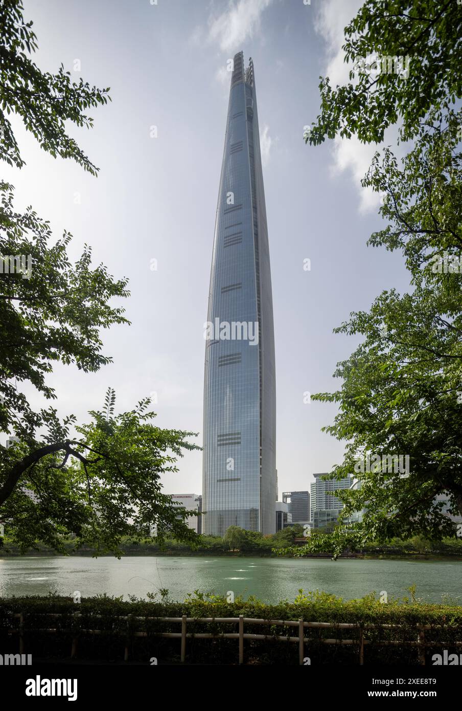 Lotte World Tower by Kohn Pedersen Fox Associates (KPF), 2017, Seoul ...