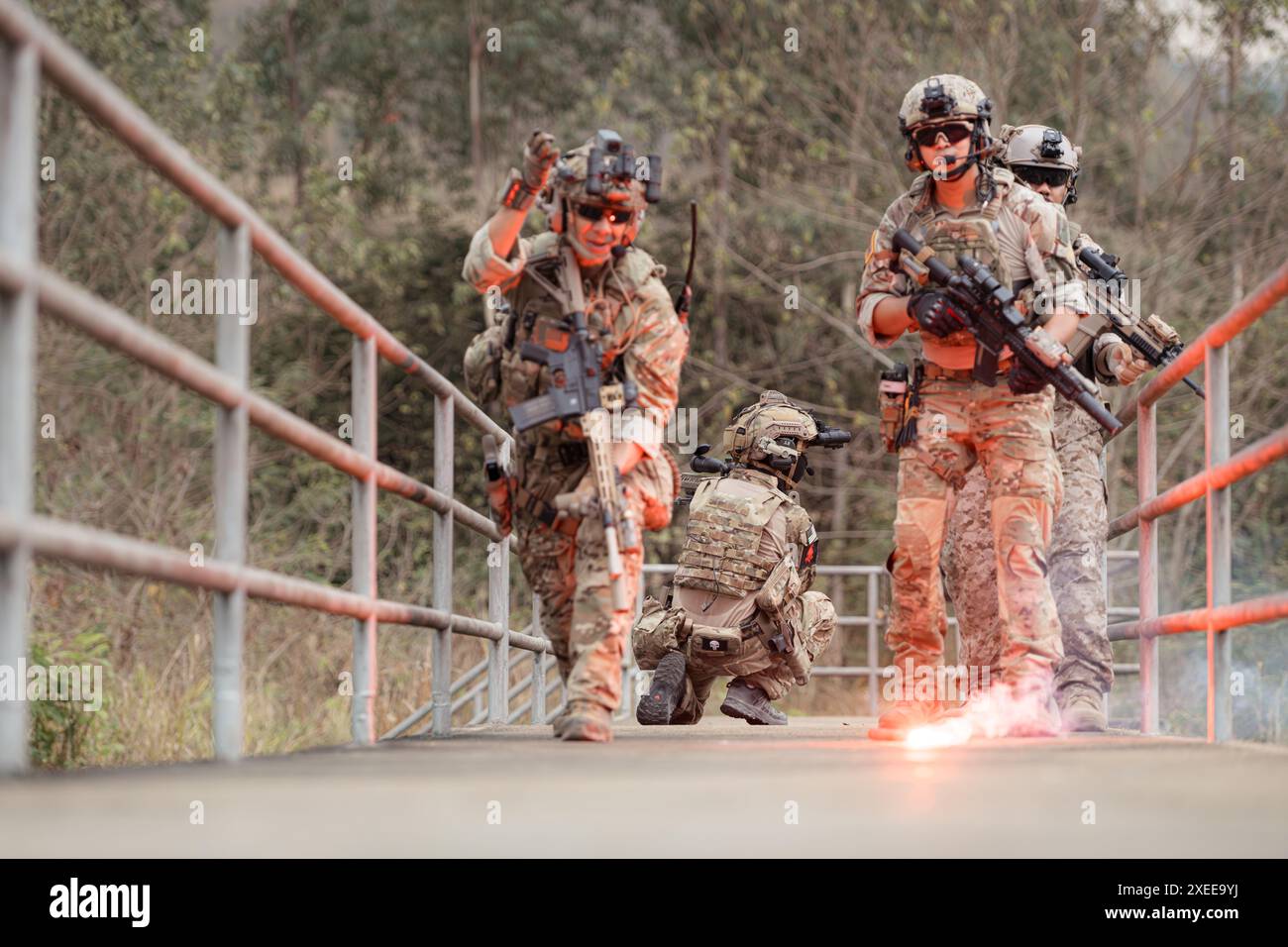 Red hand commando hi-res stock photography and images - Alamy