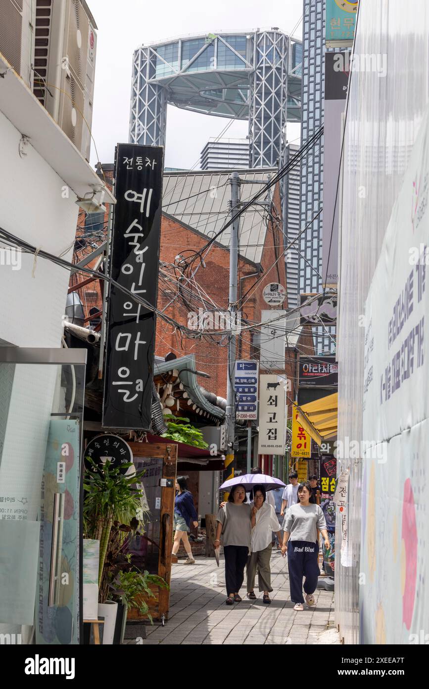 Jongno Tower, designed by Rafael Vinoly, 1999, Seoul, Korea Stock Photo ...