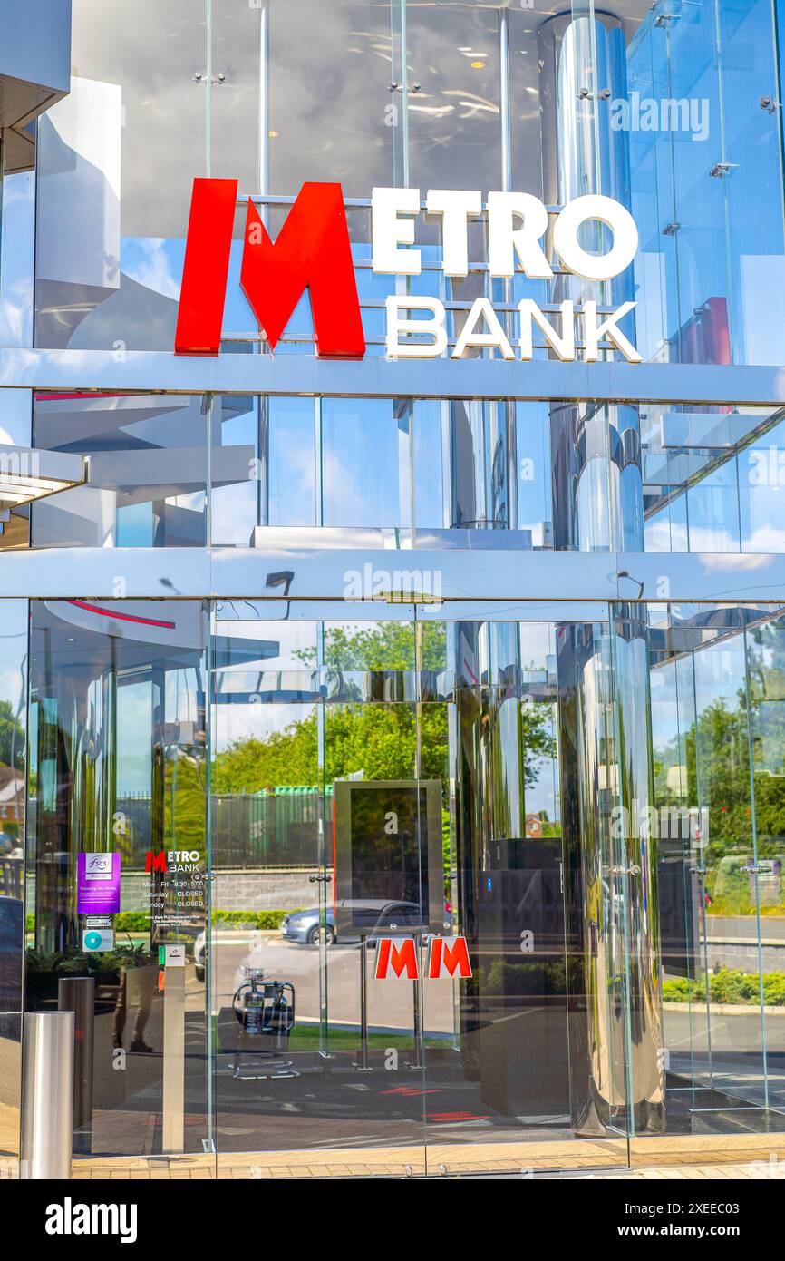 Front entrance to metro bank hi-res stock photography and images - Alamy