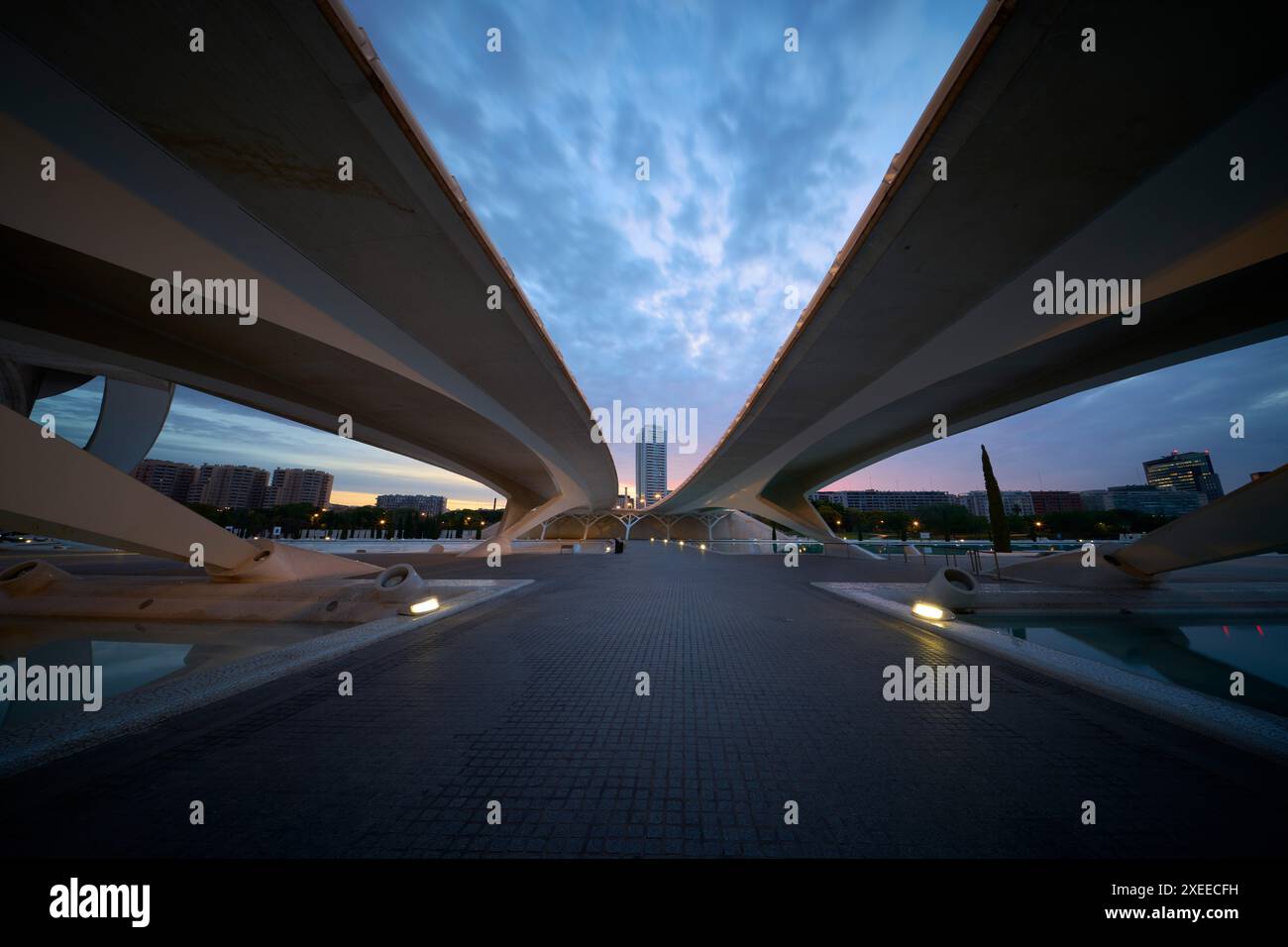 Puente de curvas hi-res stock photography and images - Alamy