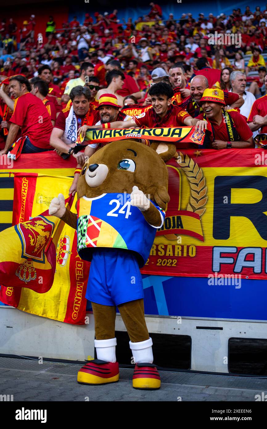 Fans von Spanien mit Maskottchen Albaert, GER, Albania (ALB) vs Spain ...