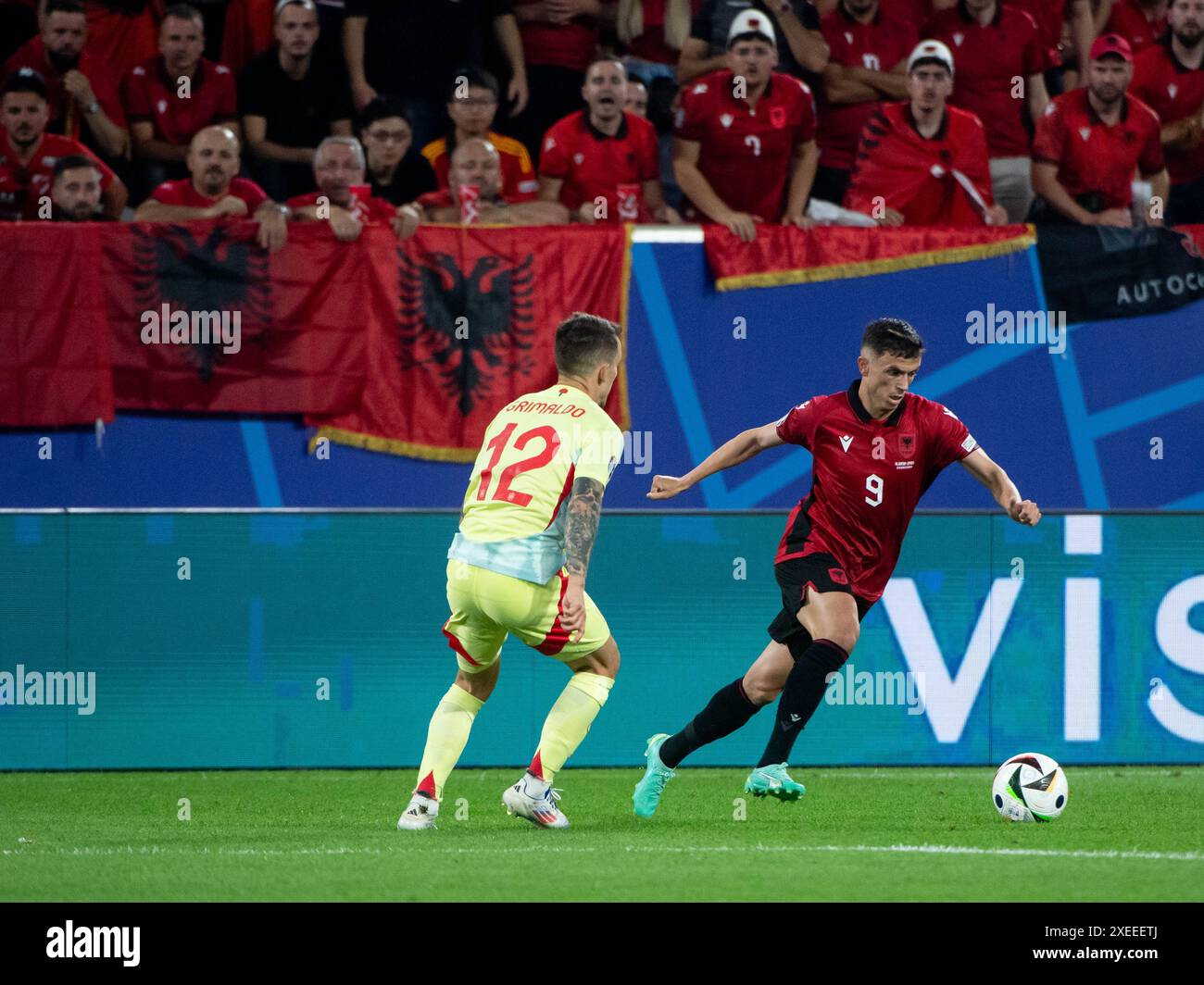 Jasir Asani (Albanien, #09) im Zweikampf mit Alejandro Grimaldo ...
