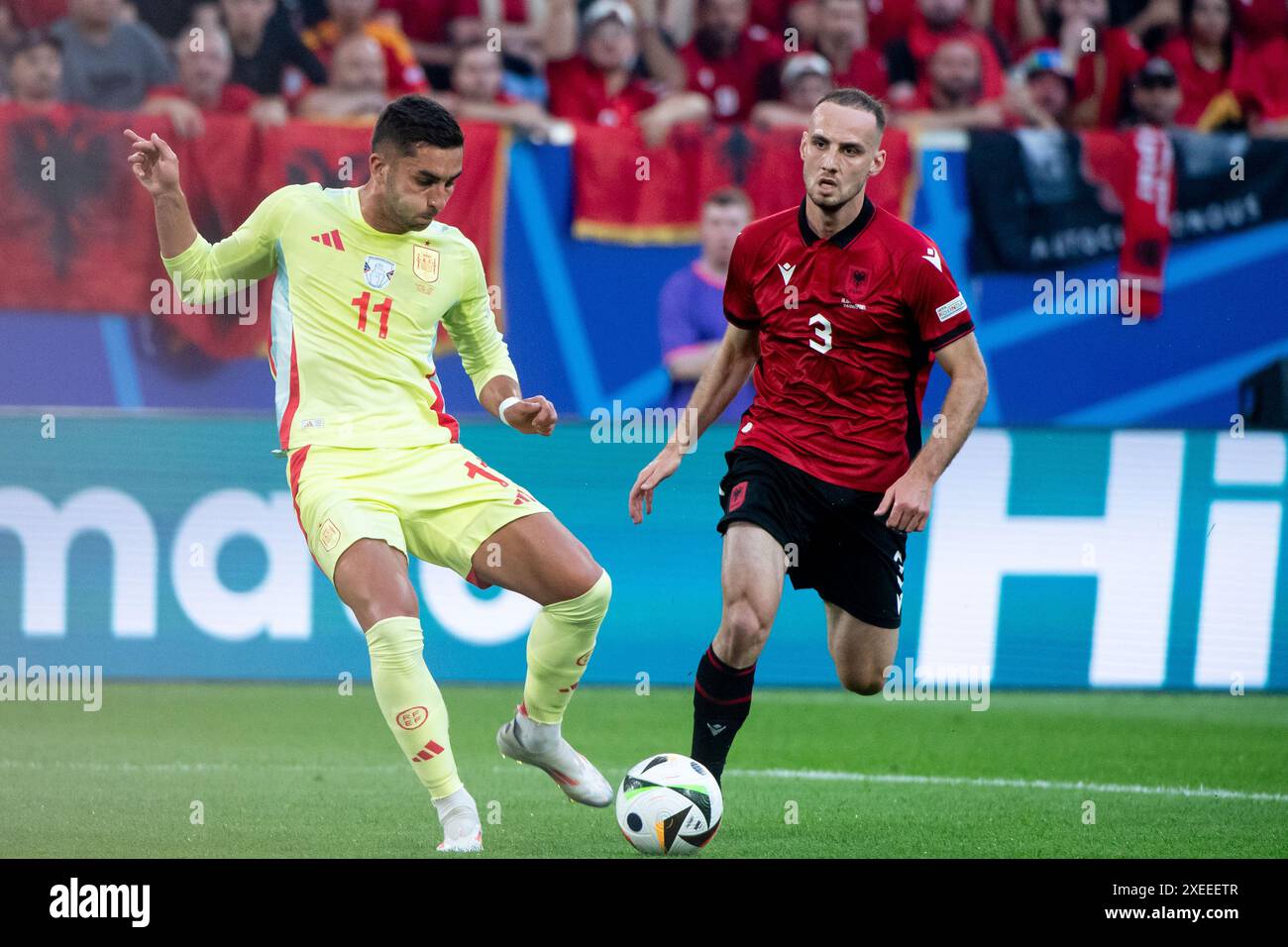 Ferran Torres Garcia (Spanien, #11) trifft das Tor zum 0:1, dahinter ...