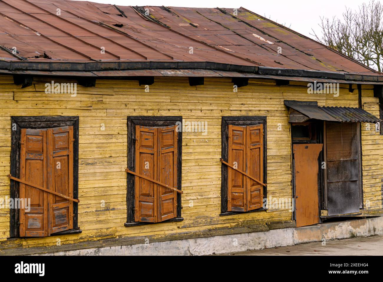 Facade boarded up windows hi-res stock photography and images - Alamy