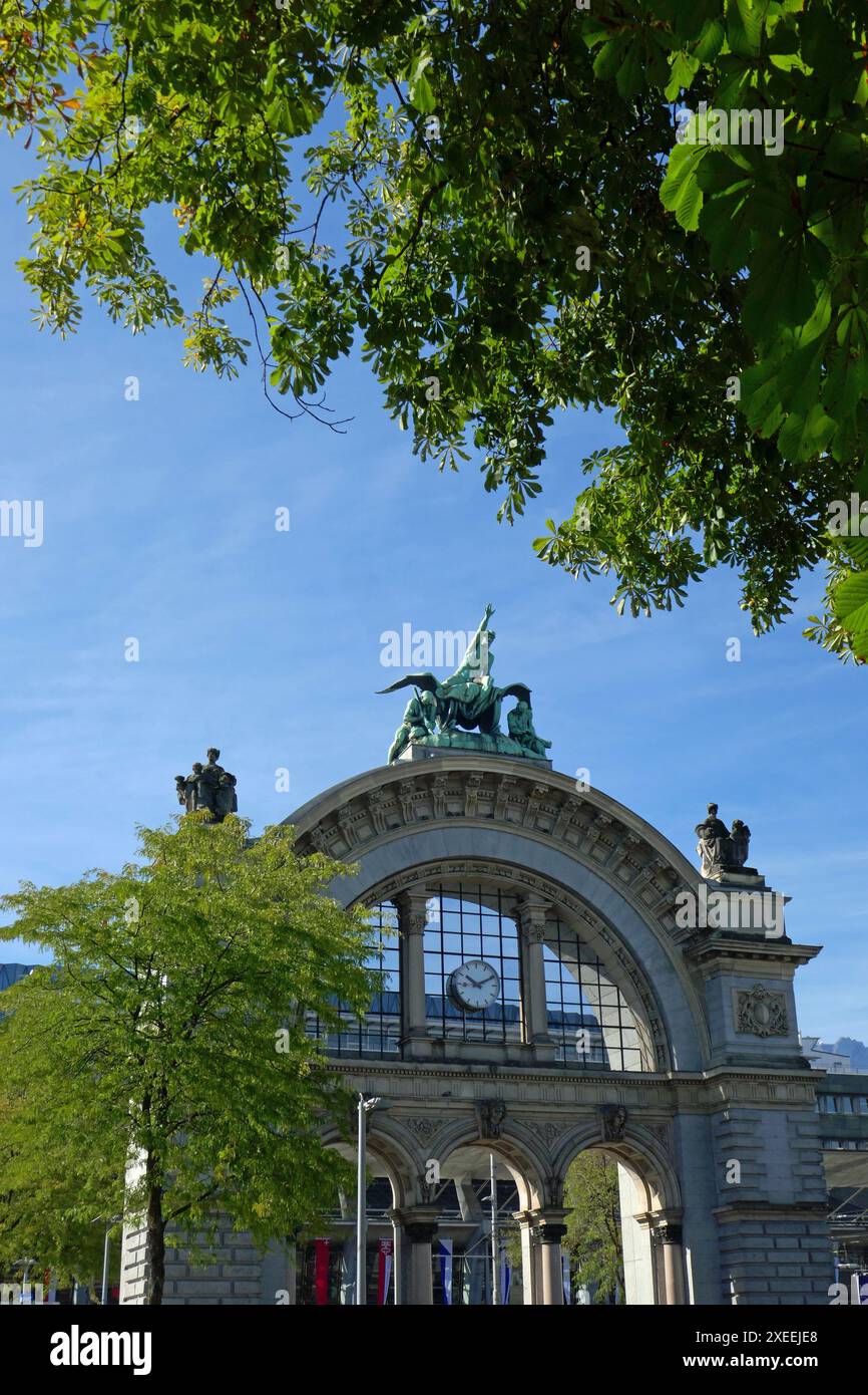 Train in station lucerne hi-res stock photography and images - Alamy