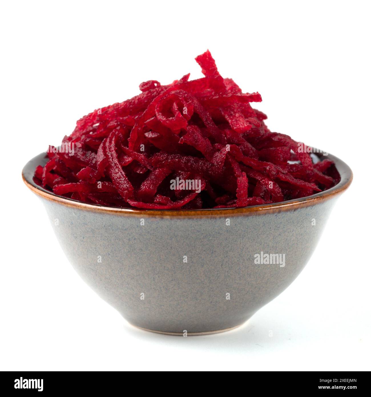 Grated beetroot in ceramic bowl isolated on white Stock Photo - Alamy
