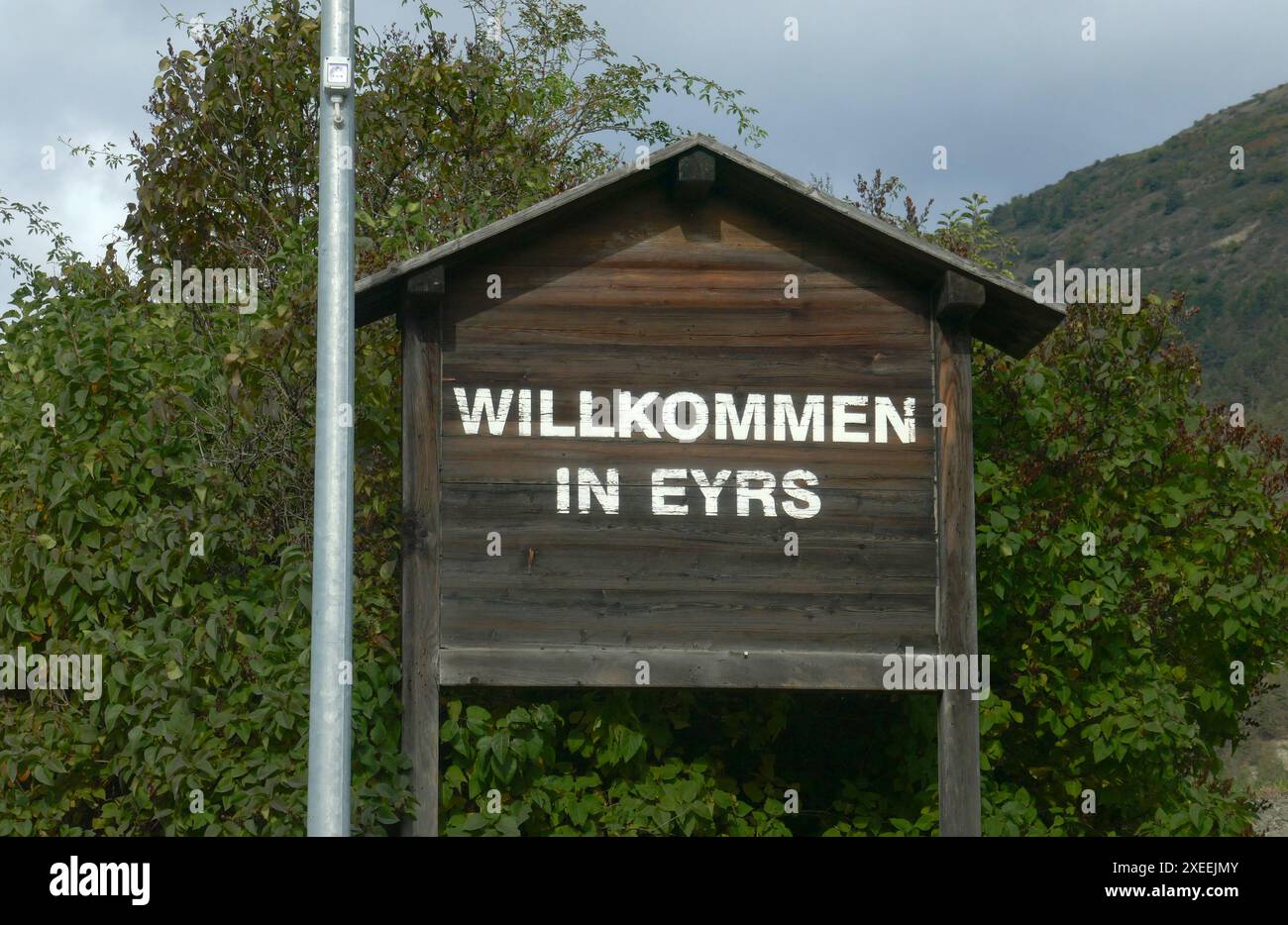 Wooden sign willkommen in eyrs Stock Photo - Alamy