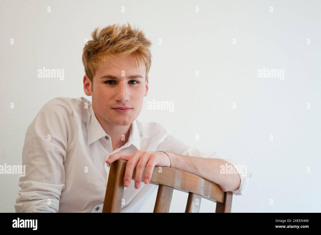 Portrait of young man looking at the camera Stock Photo - Alamy