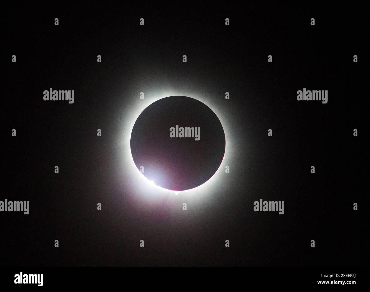 Solar eclipse black circle totality hi-res stock photography and images ...