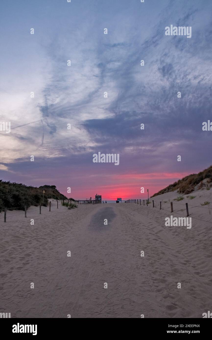 Under pathway beach hi-res stock photography and images - Alamy