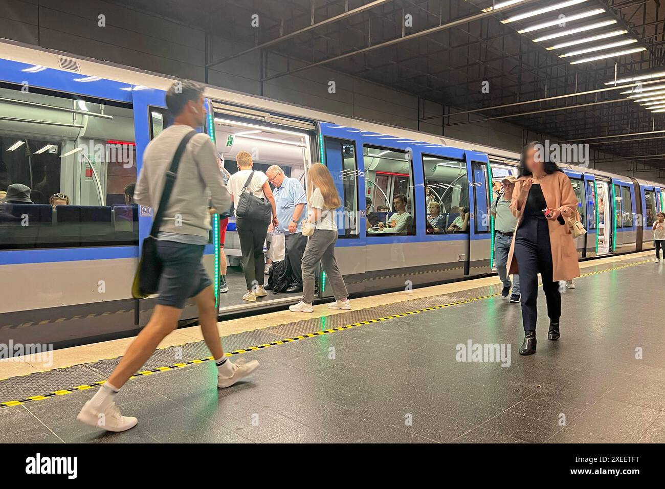 U-Bahn der Linie 5 an der Haltestelle Odeonsplatz in Muenchen. Bahn,Zug ...