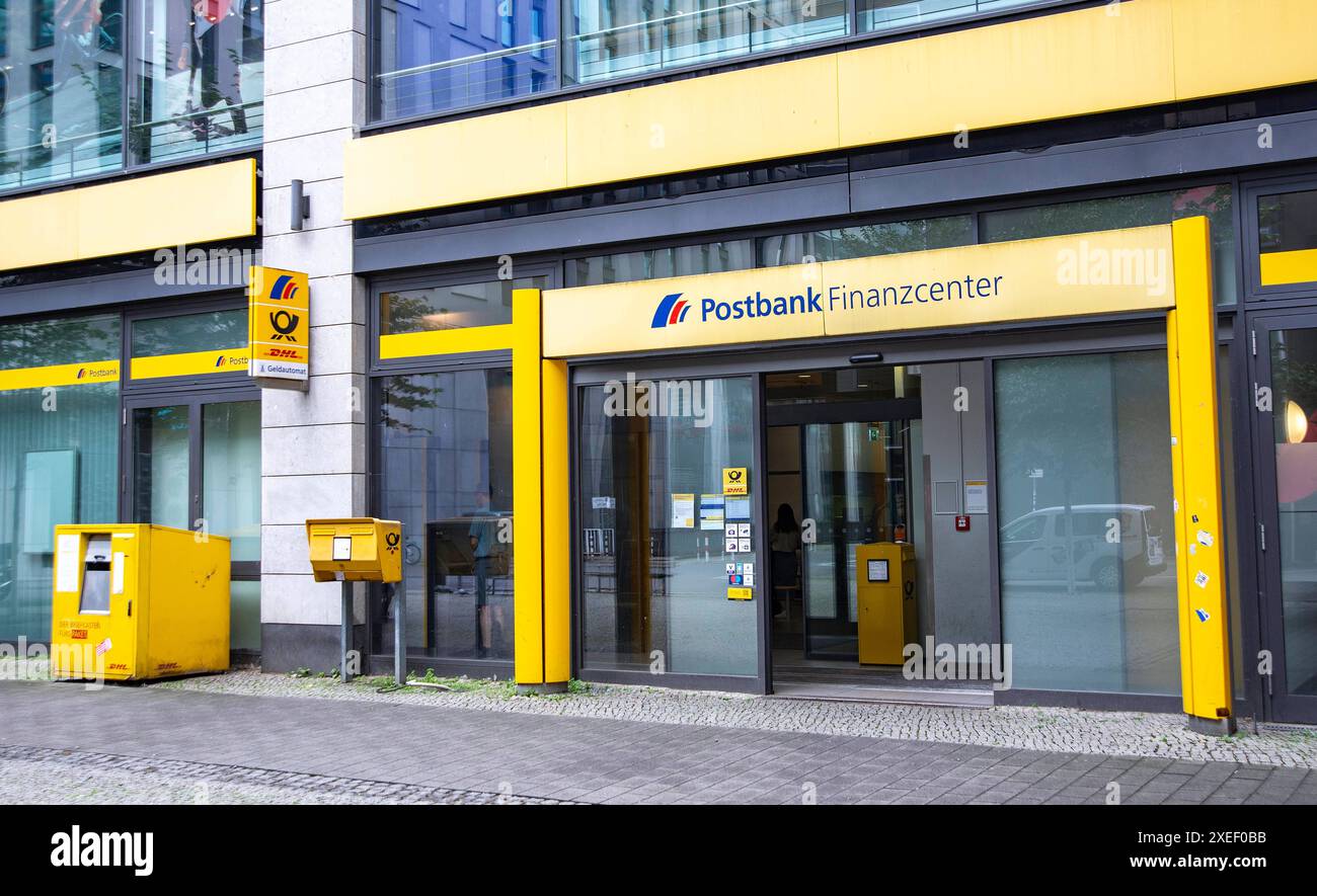 27 . 06 . 2024 , Berlin / Mitte : Filiale der Postbank am ...