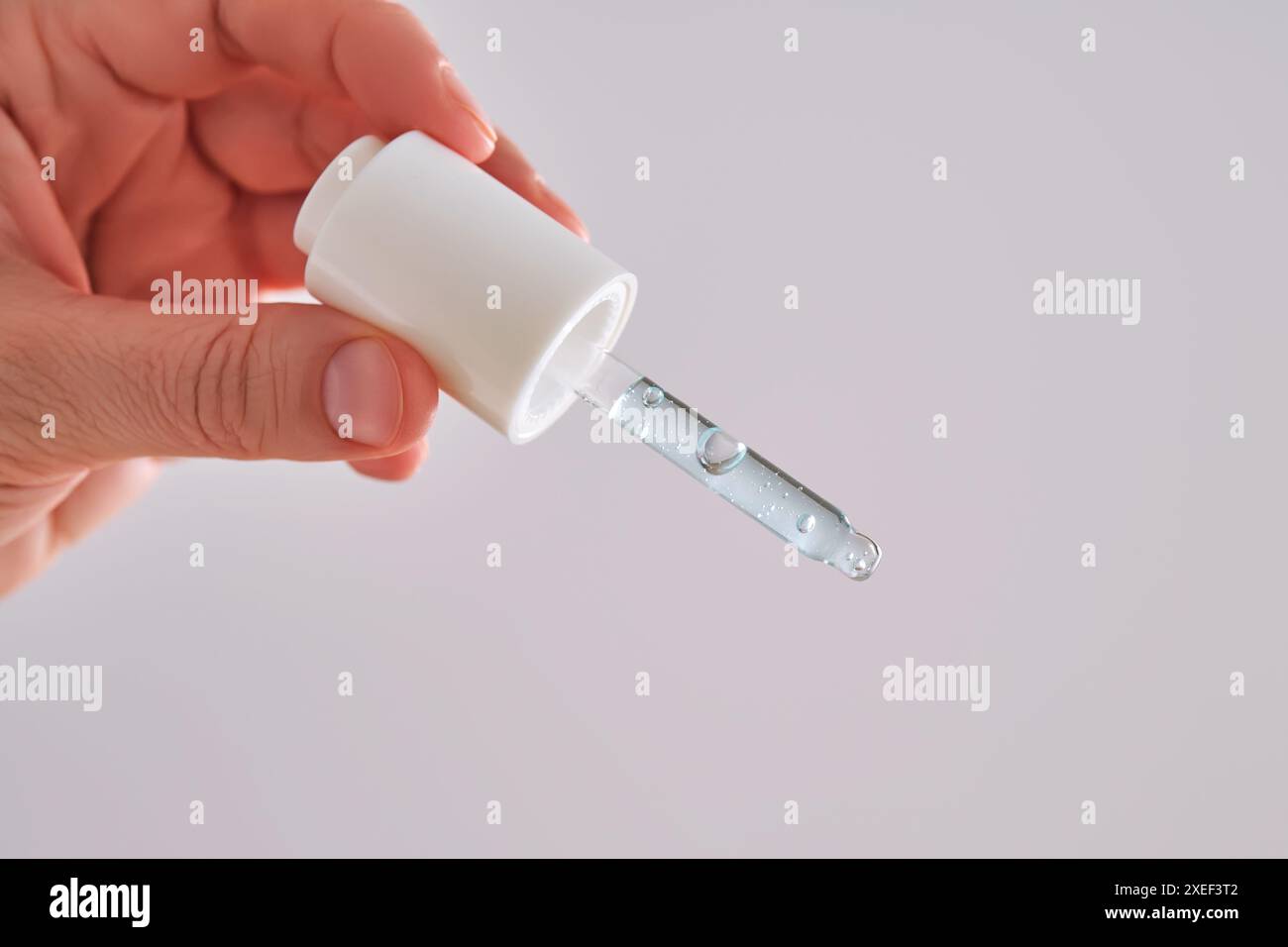 Hand holding a pipette hi-res stock photography and images - Alamy