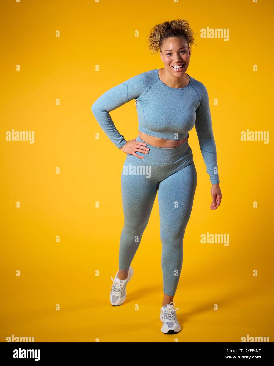 Woman wearing gym clothes hi-res stock photography and images - Alamy
