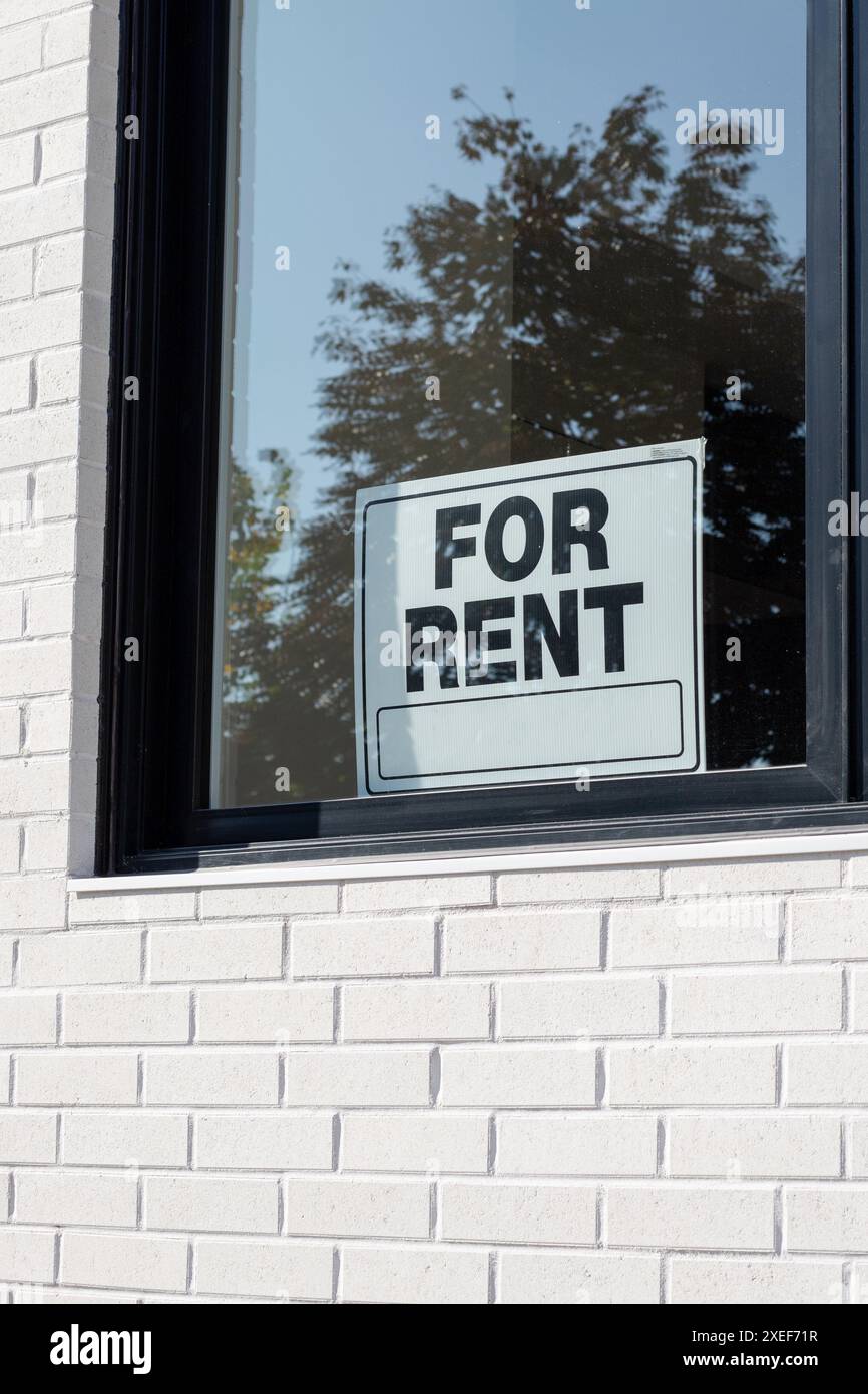 For Rent sign on window of a building Stock Photo - Alamy