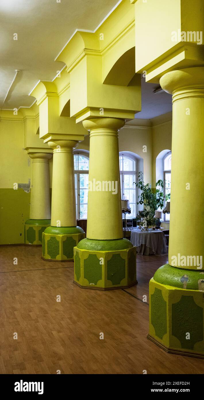 Tudor neogotikas style hi-res stock photography and images - Alamy