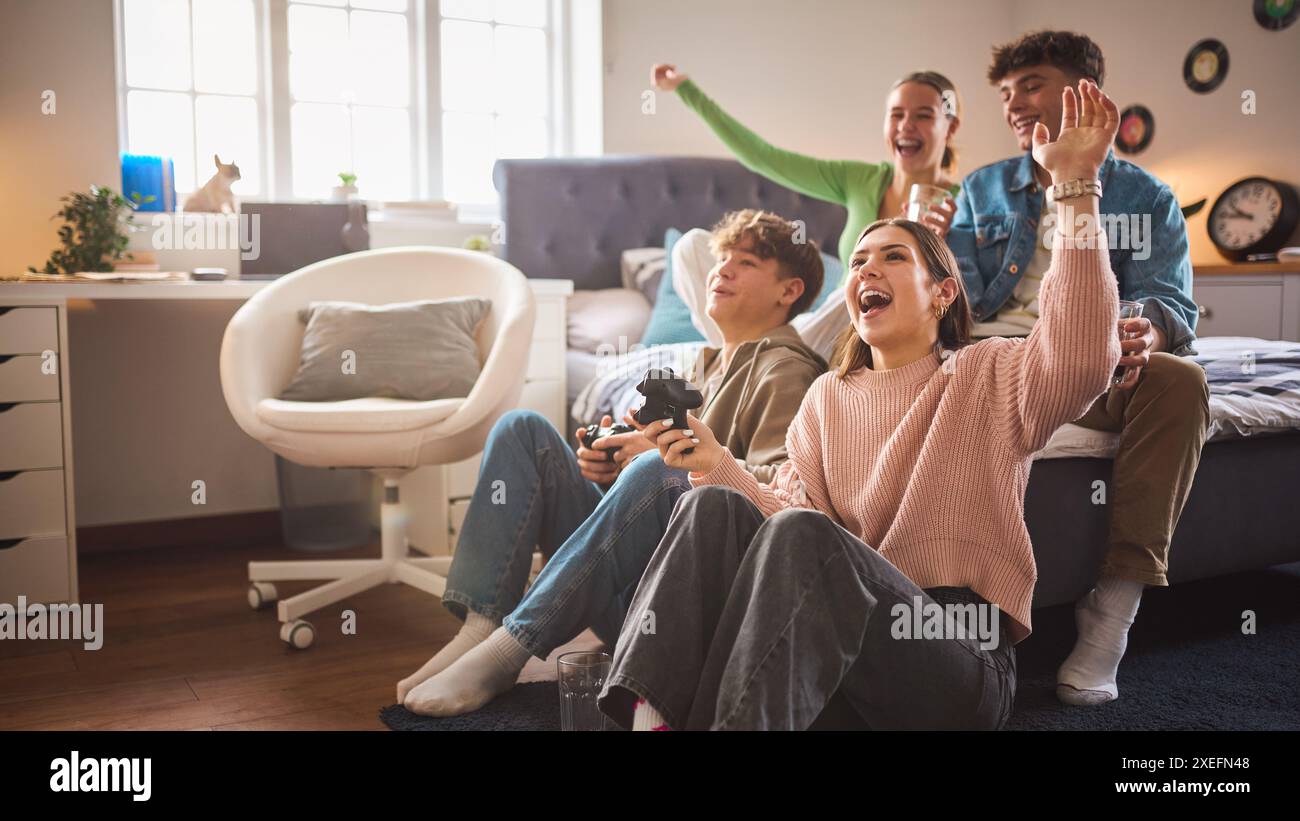 Teen girls hanging out in bedroom hi-res stock photography and images ...
