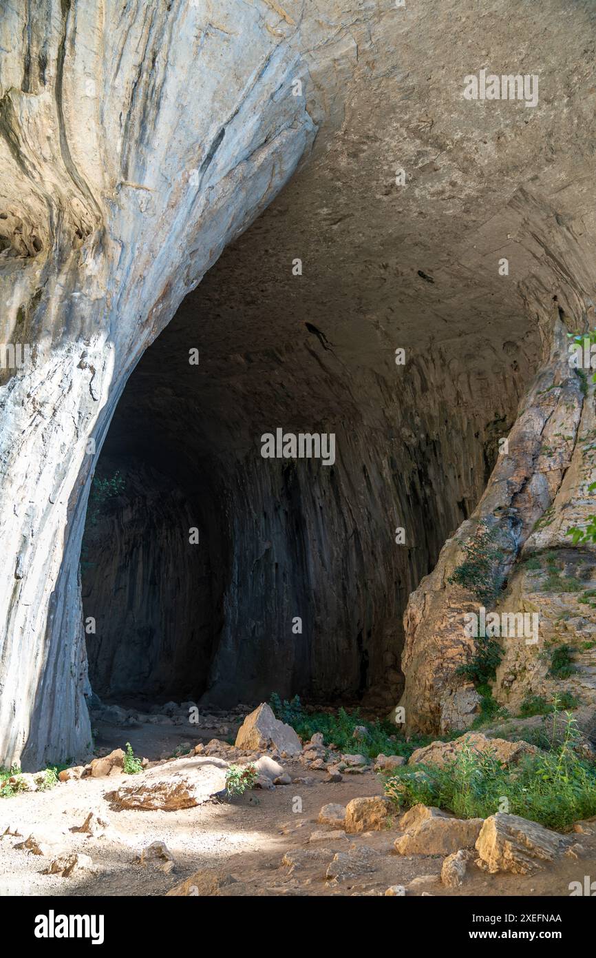 A large cave hi-res stock photography and images - Alamy