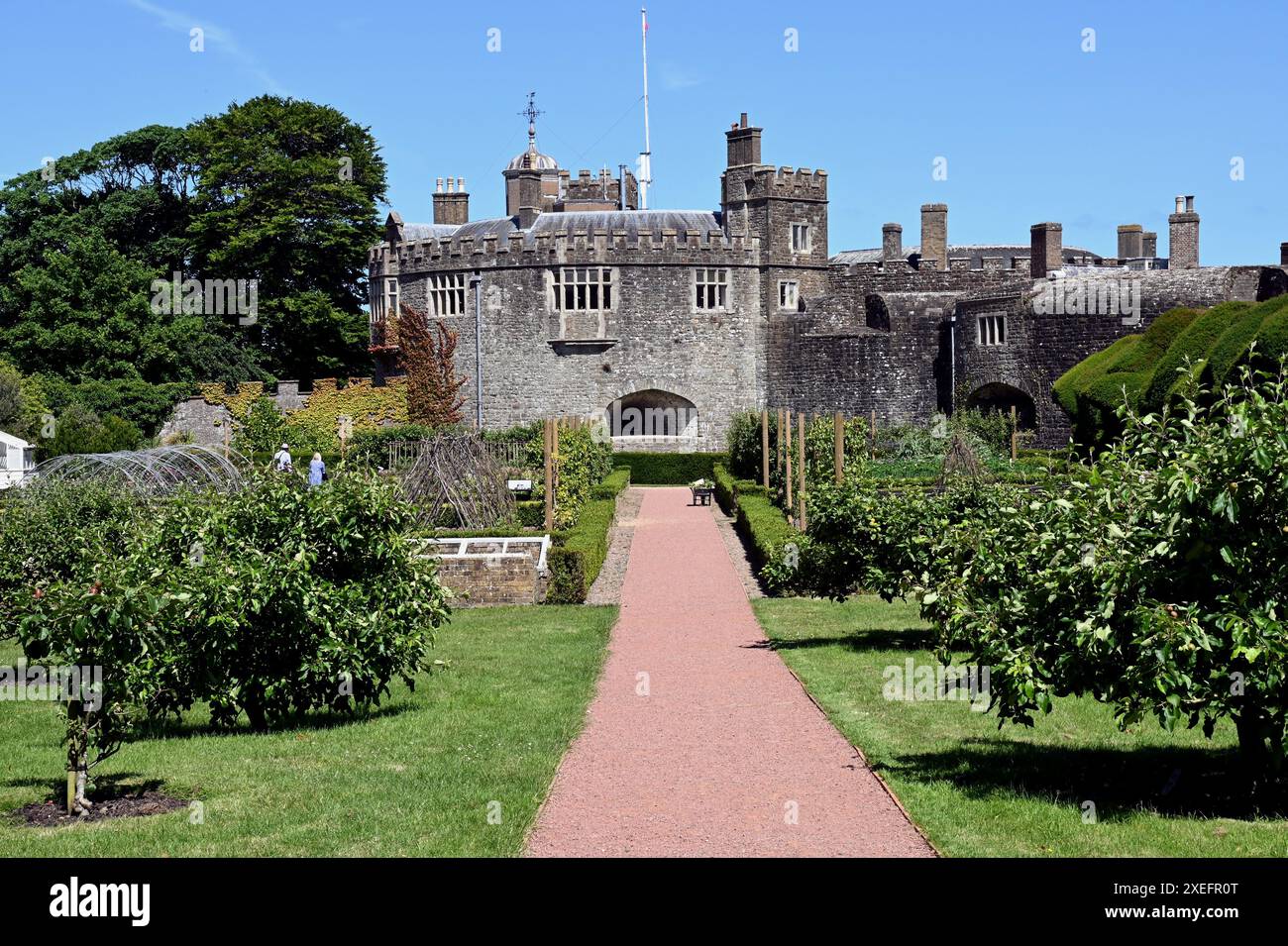 English heritage castle and garden hi-res stock photography and images ...