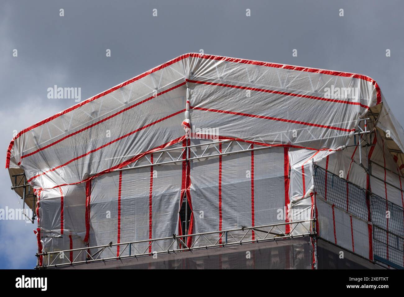 Building site red cladding scaffolding hi-res stock photography and images - Alamy