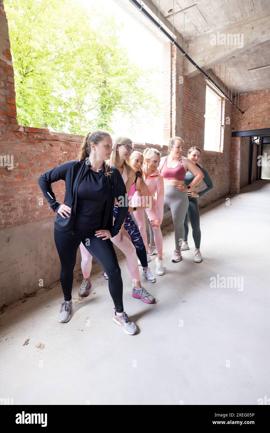 Women stands hi-res stock photography and images - Alamy