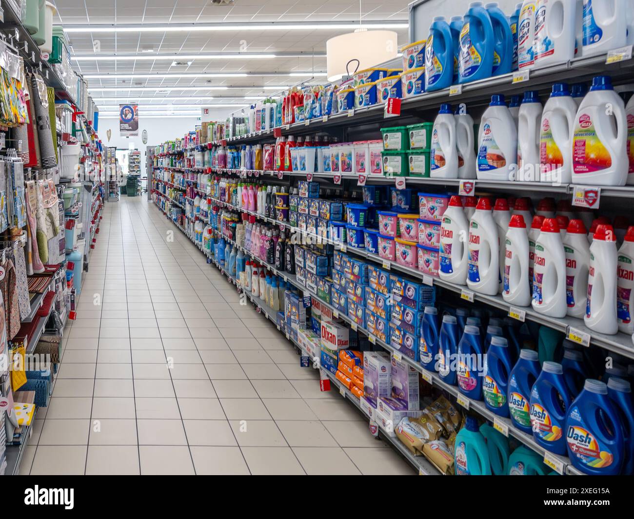 Laundry detergent supermarket hi-res stock photography and images - Alamy
