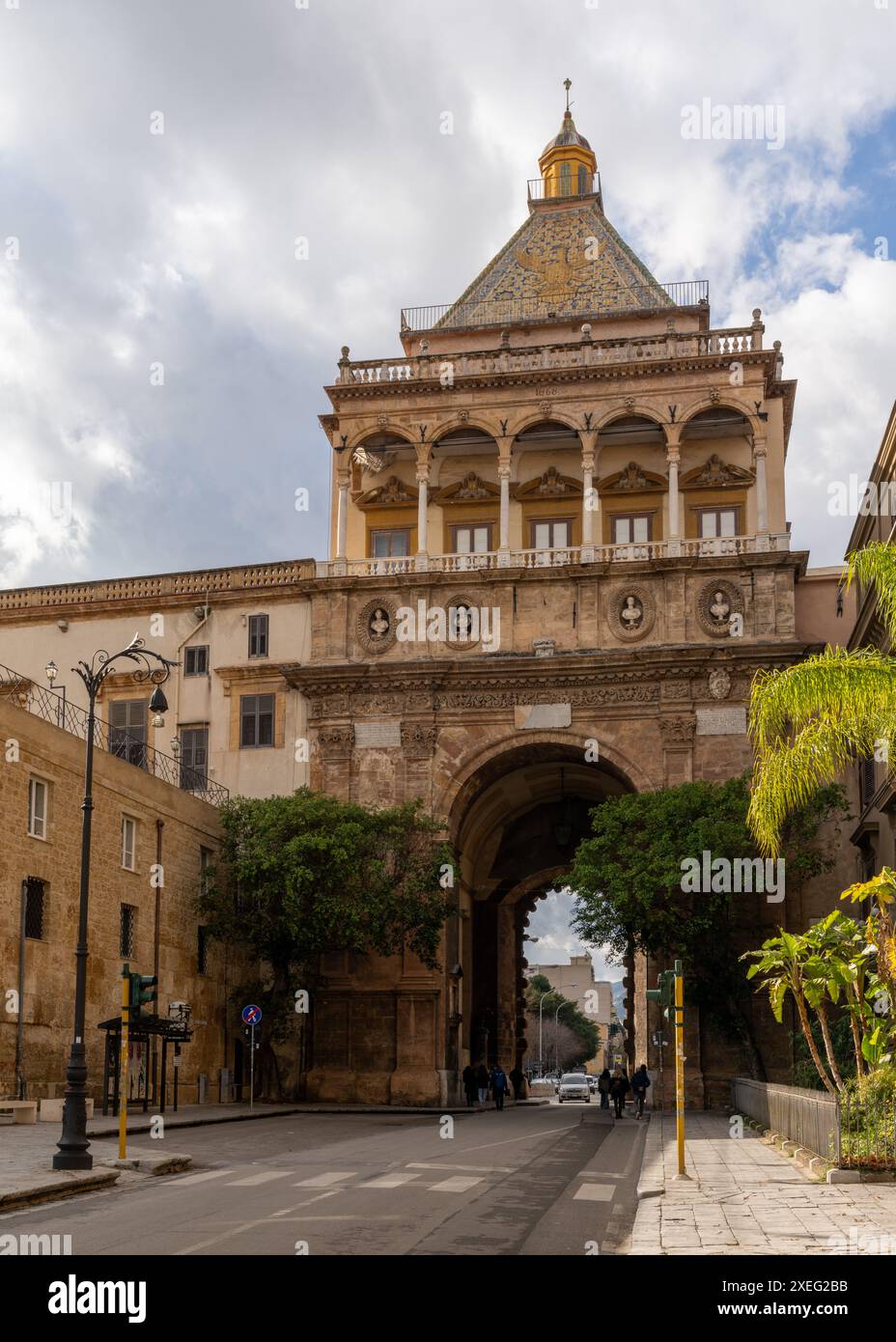 View of the Porta Nuova city gate in downtown Palermo Stock Photo - Alamy