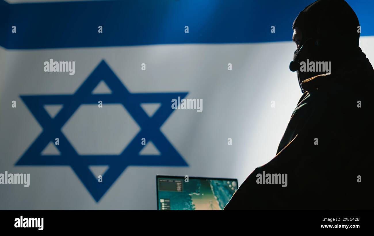 Maintaining military equipment hi-res stock photography and images - Alamy