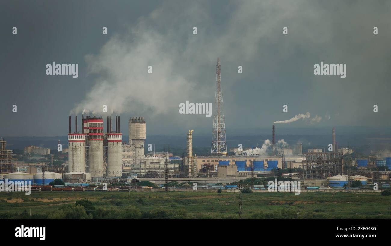 Oil gas processing tower hi-res stock photography and images - Alamy