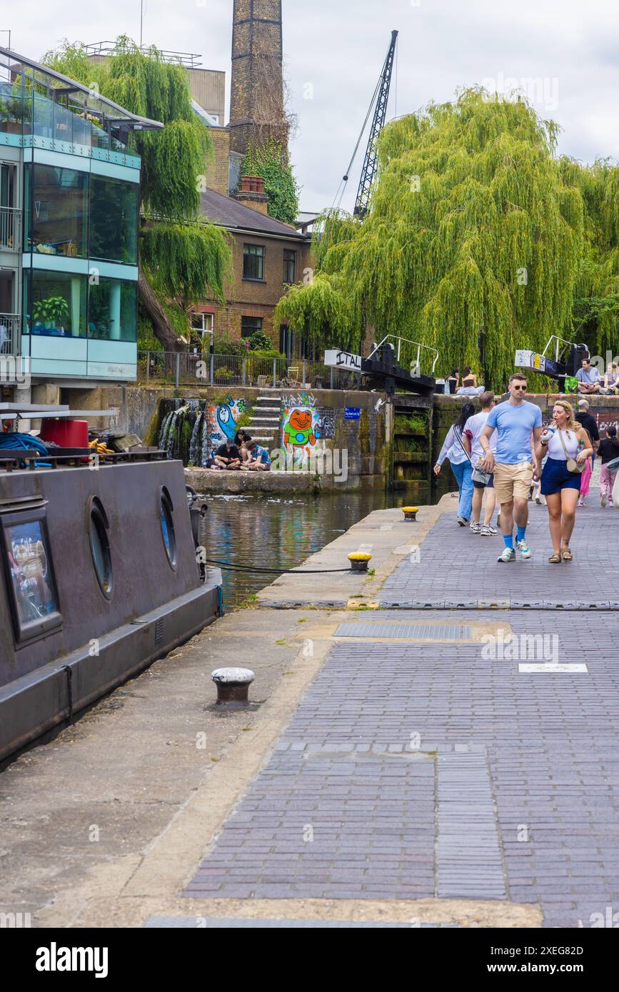 City Road lock along the Regent's Canal London Stock Photo - Alamy