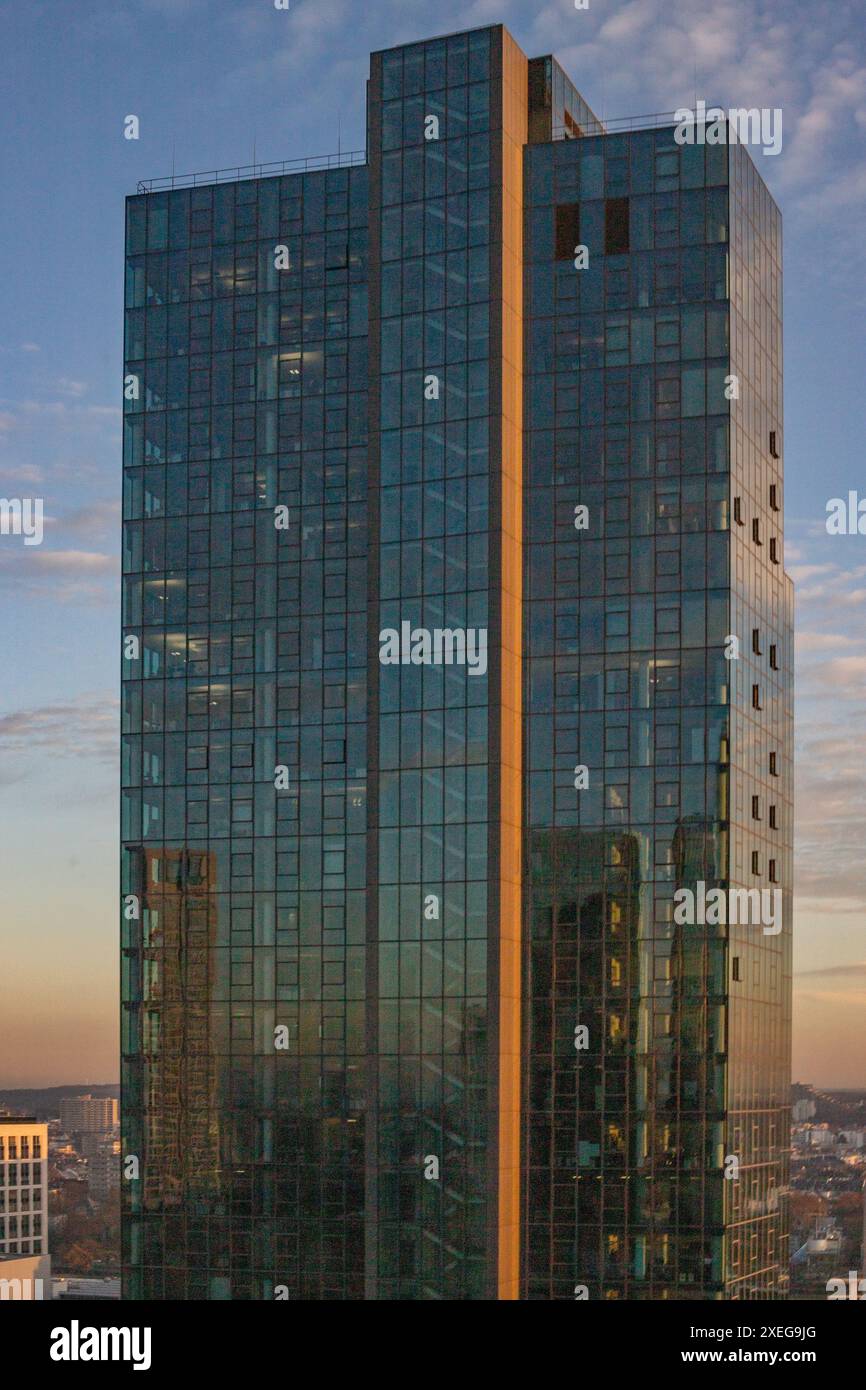 The modern high rise skyline hi-res stock photography and images - Alamy