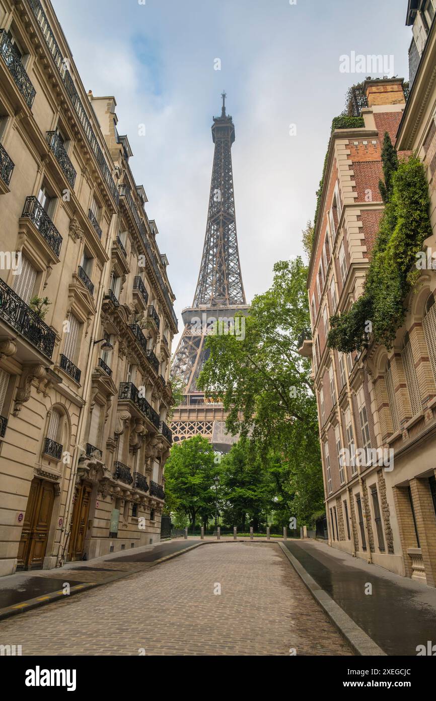 Paris France, city skyline at Eiffel Tower with street and architecture ...